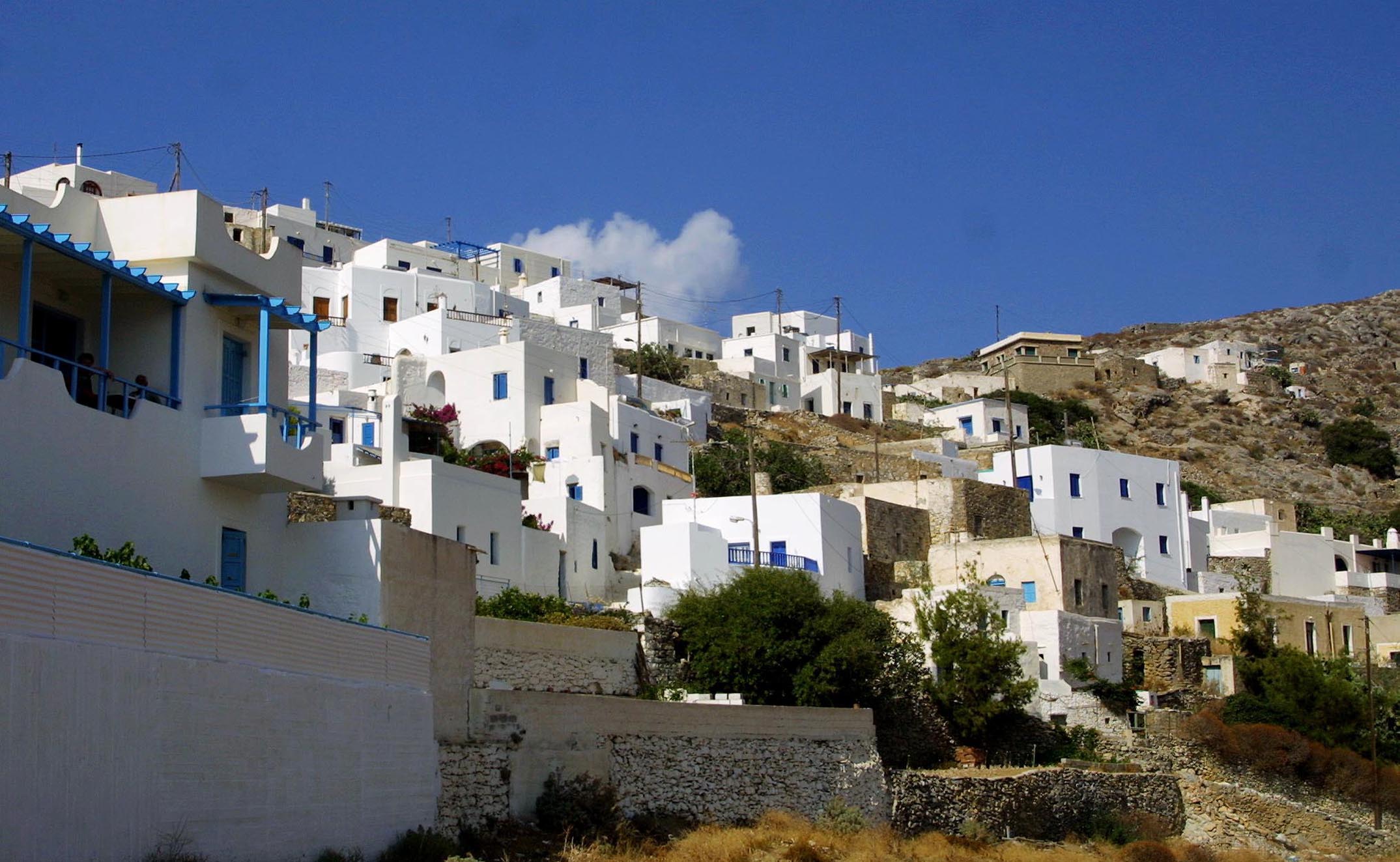 Το ΣτΕ απαγόρεψε τις “ξαπλωτές πολυκατοικίες” της Αμοργού - fyi.news