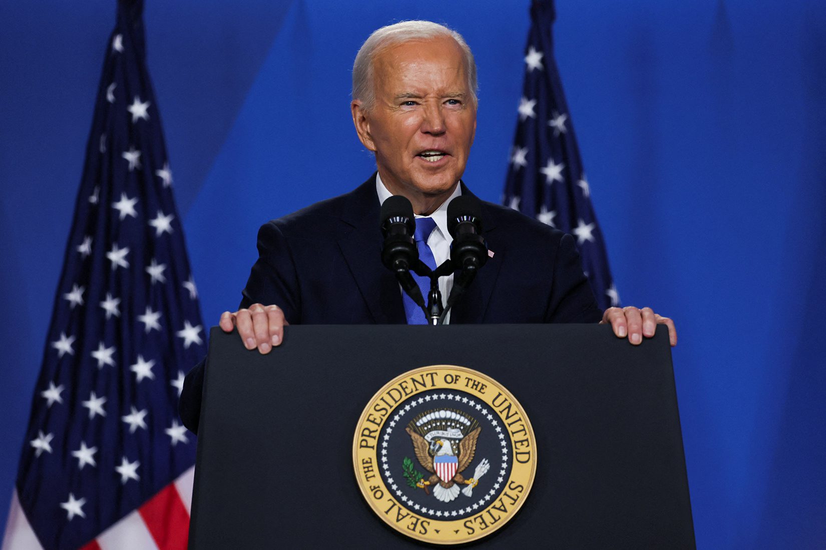 Ο Biden δεσμεύεται να μείνει στην προεδρική κούρσα, παρά τις πιέσεις ...