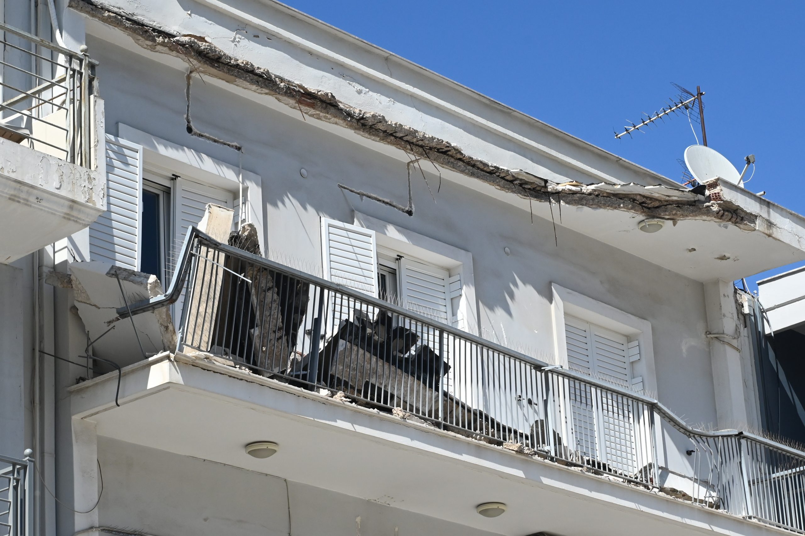 How safe are the balconies in Athens? - FYI